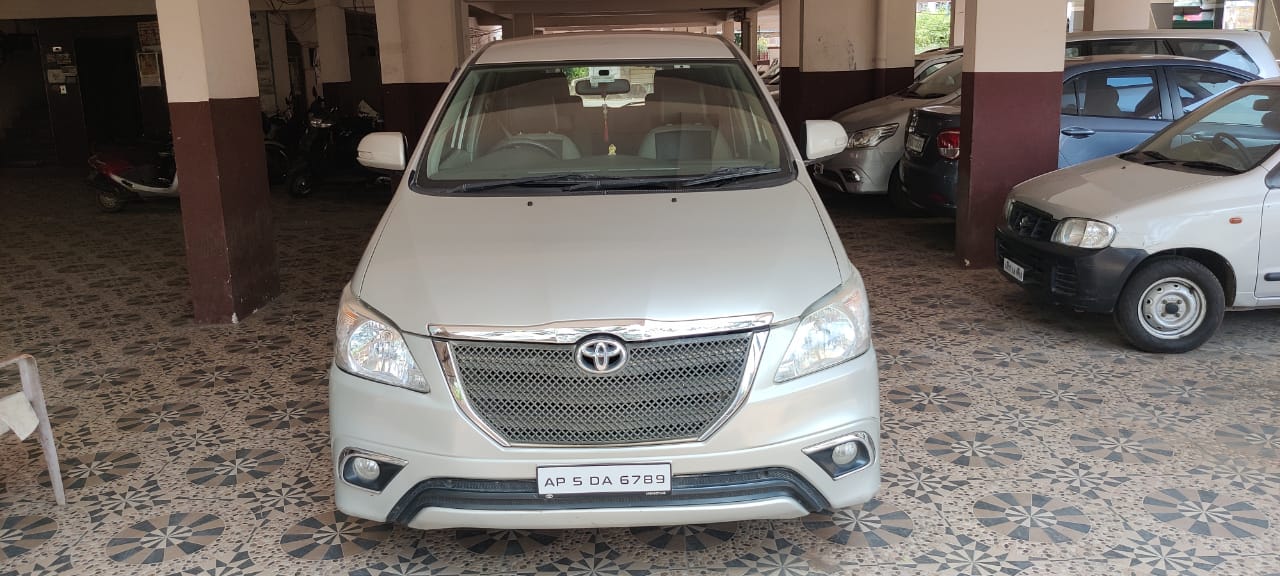 Used Toyota Innova 2.5 E in Rajahmundry 2015 model, India at Best Price.