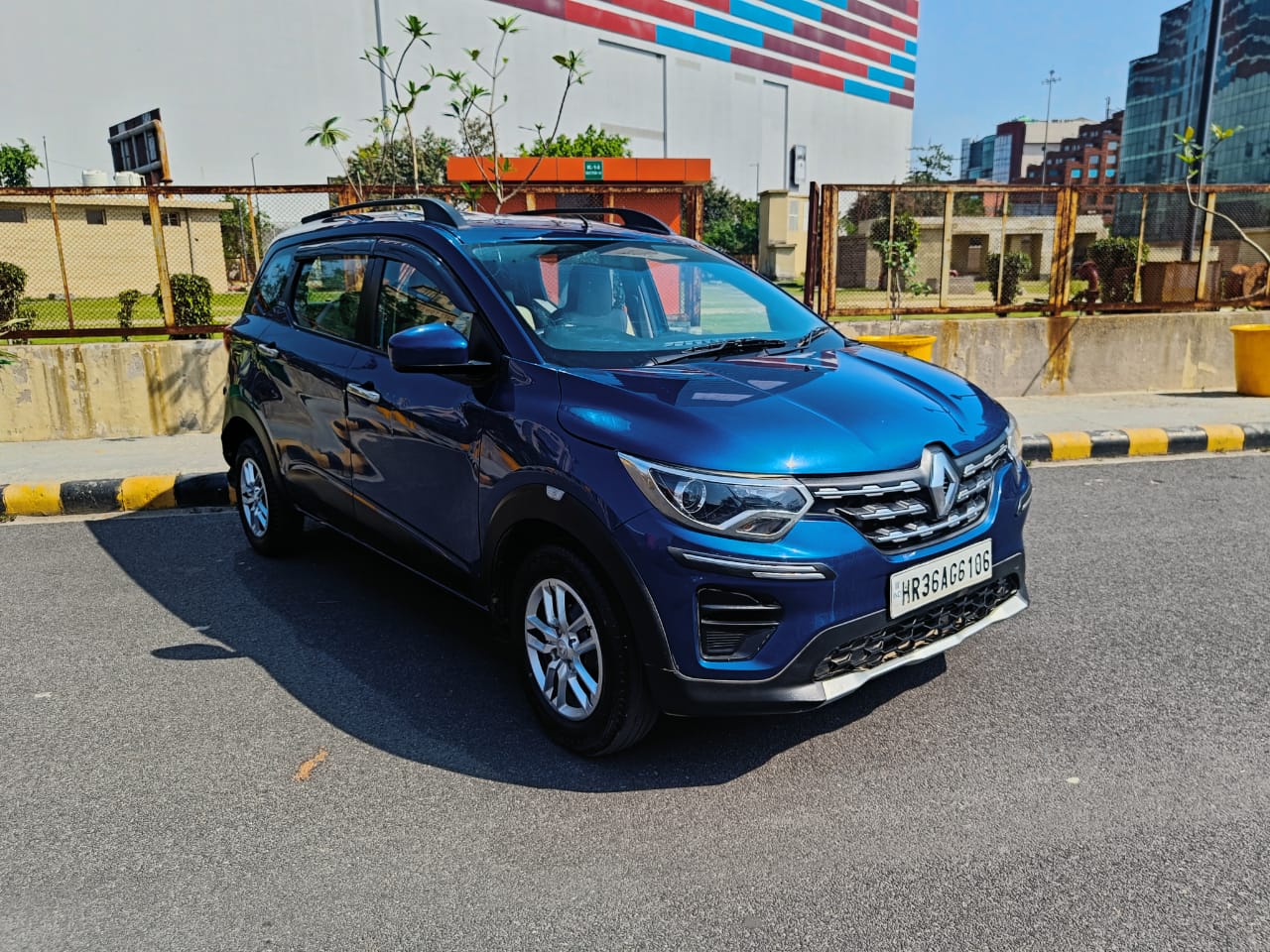 Used Renault Triber RXT in Noida 2019 model, India at Best Price.