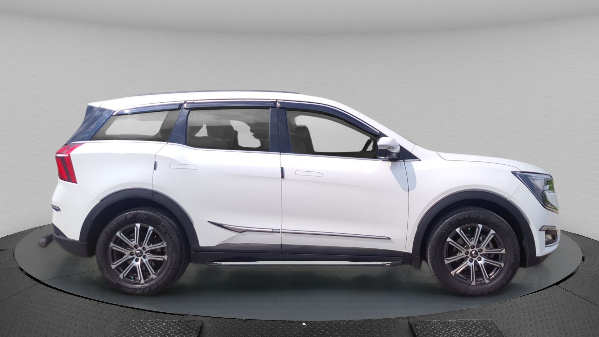 Used Mahindra XUV700 MX Petrol 5 STR in Pune 2021 model, India at Best ...