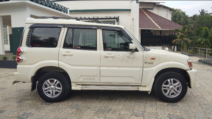 Mahindra Scorpio Vlx White