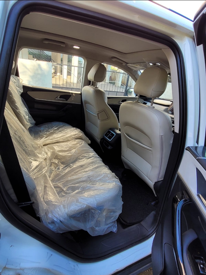 Used Mahindra XUV700 AX7 MT Petrol 7 STR in Pune 2021 model, India at ...