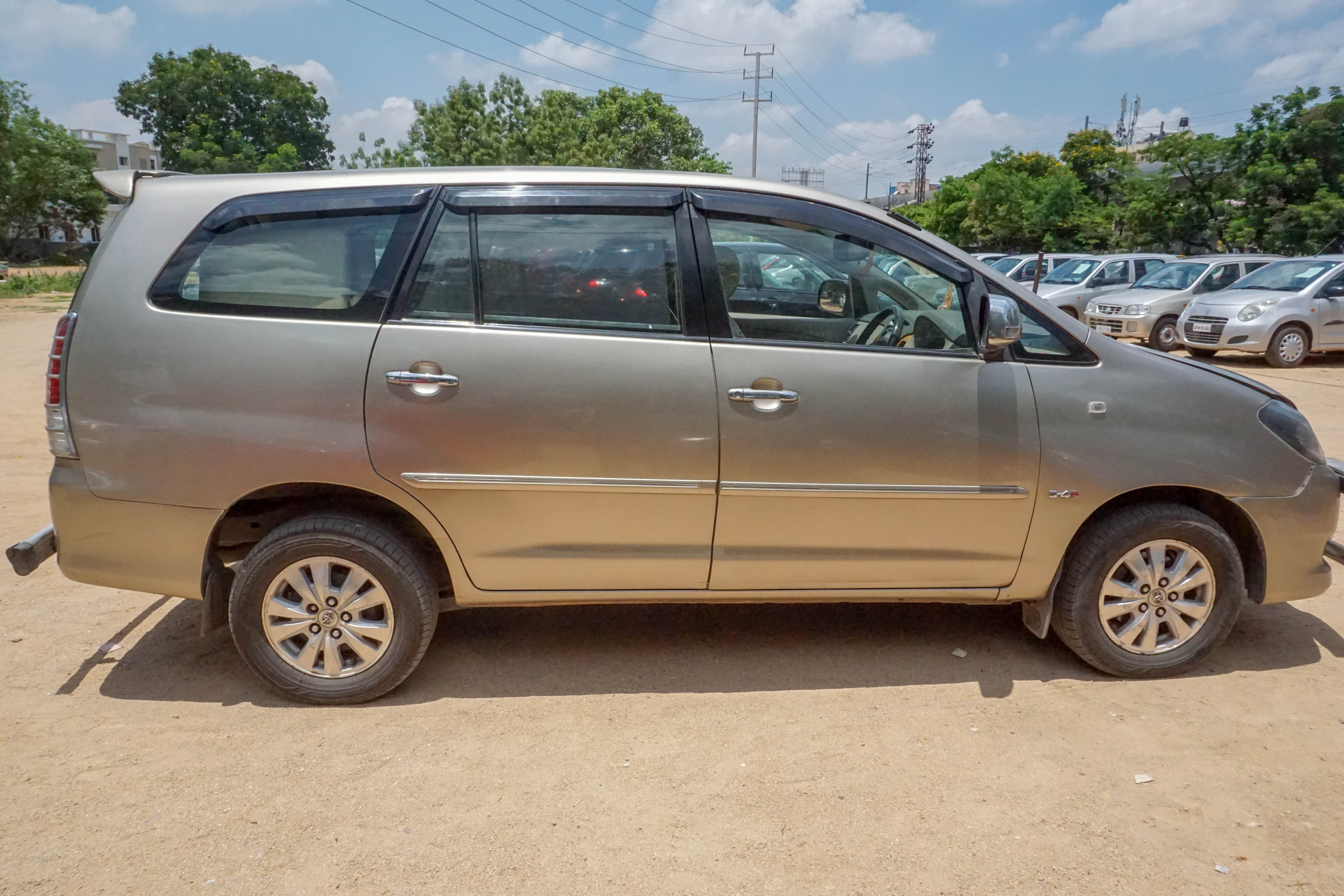 Toyota Innova 2.5 V 8 Str - Mahindra First Choice