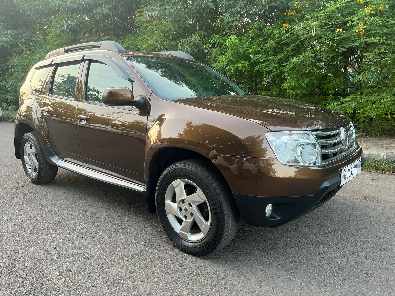Used Renault Duster Petrol RXL in Surat 2013 model, India at Best Price.
