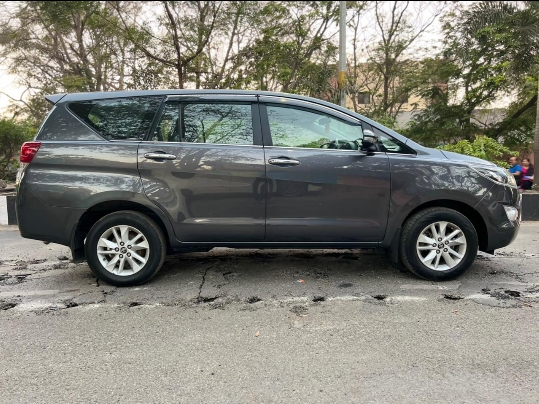 Used Toyota Innova Crysta 2.4 VX MT 8-Seater BS IV in Surat 2018 model ...