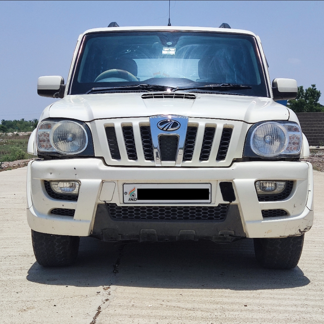 Mahindra Scorpio Vlx White