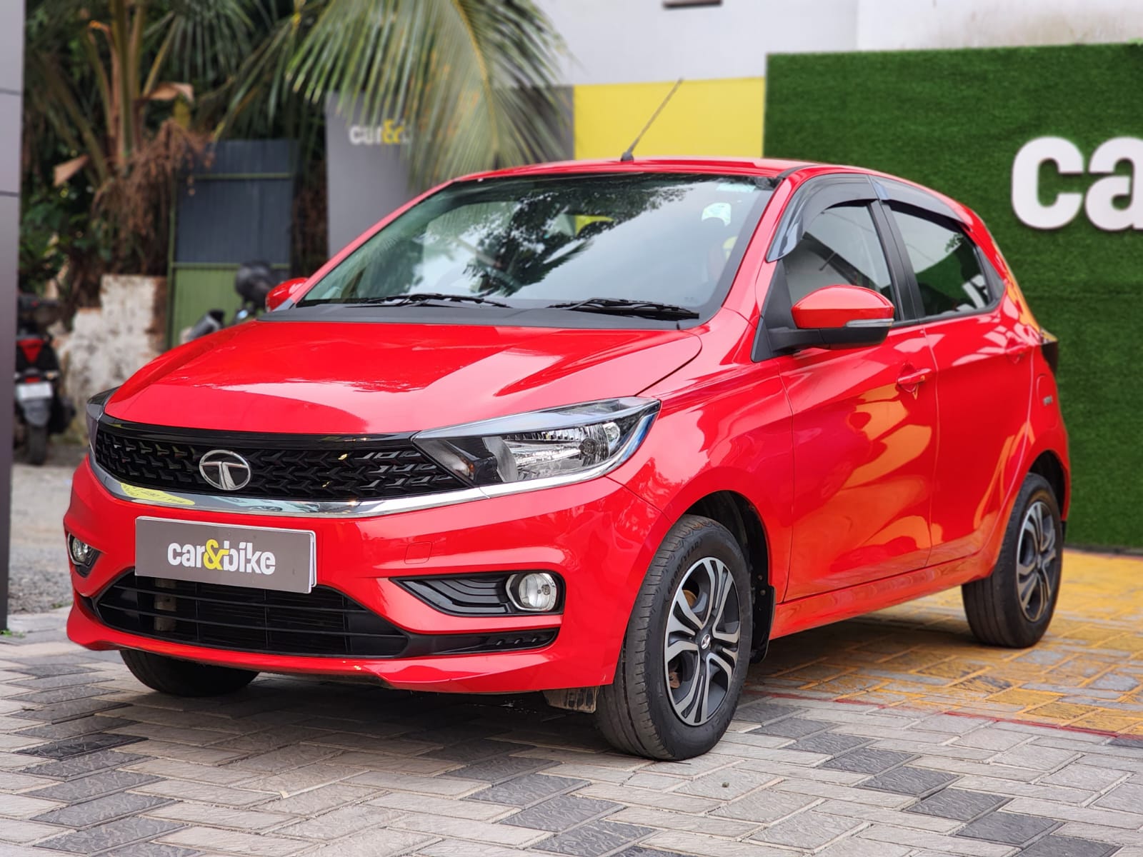 Used Tata Tiago Revotron XZ in Kozhikode 2020 model, India at Best Price.