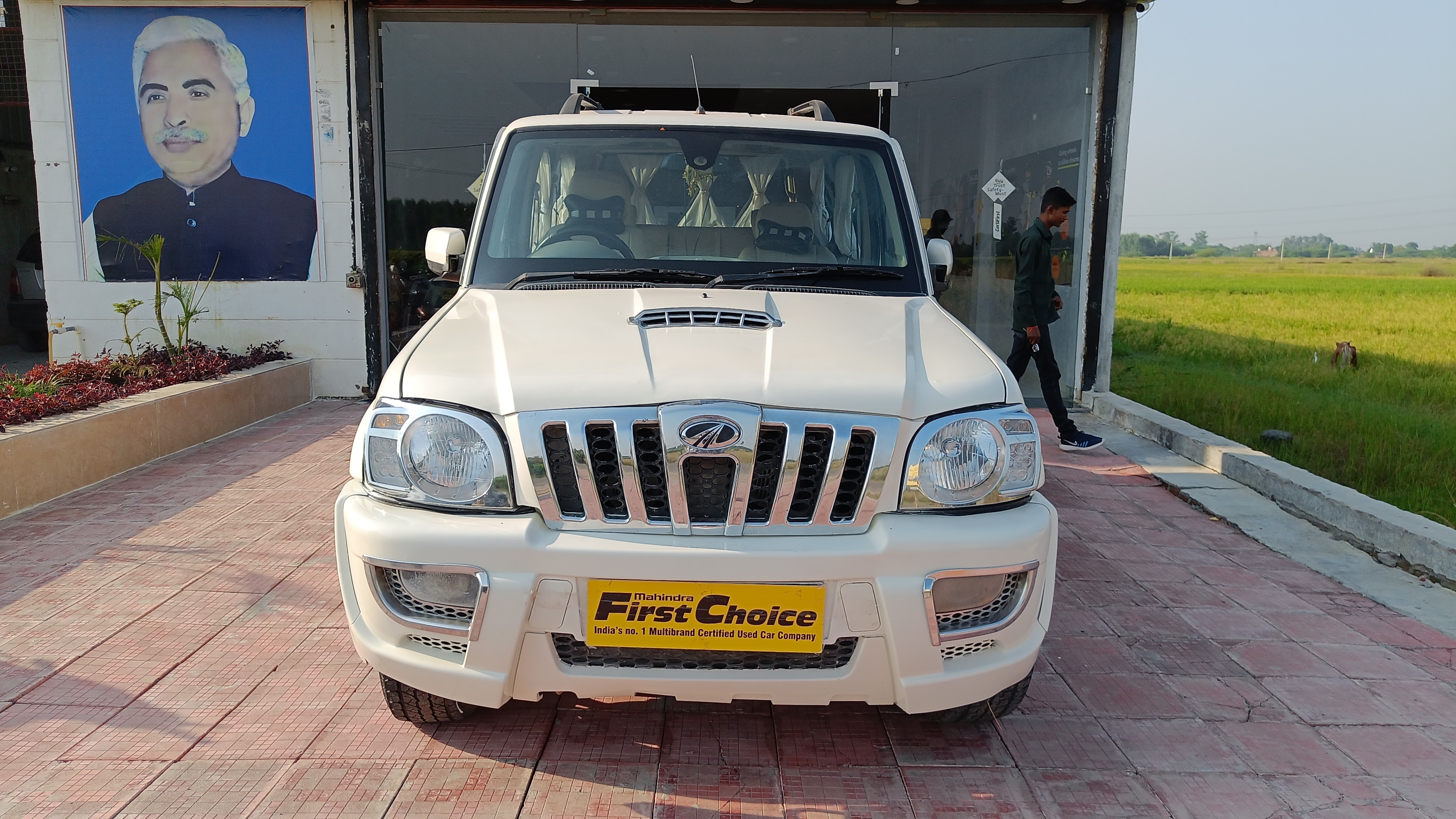 Mahindra Scorpio Vlx White