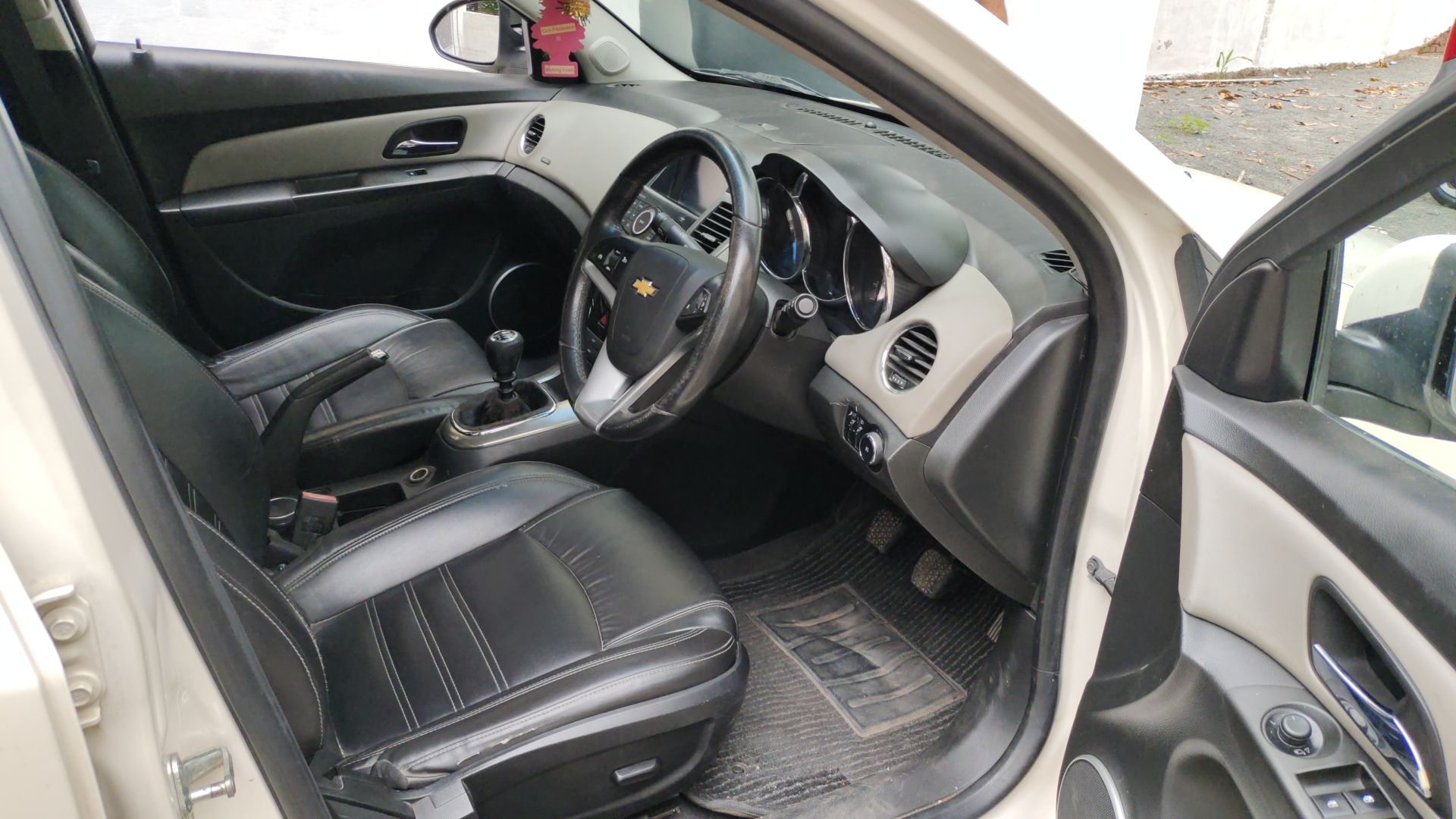 Used Chevrolet Cruze 2.0 LTZ MT BS4 in Visakhapatnam 2014 model, India at Best Price.