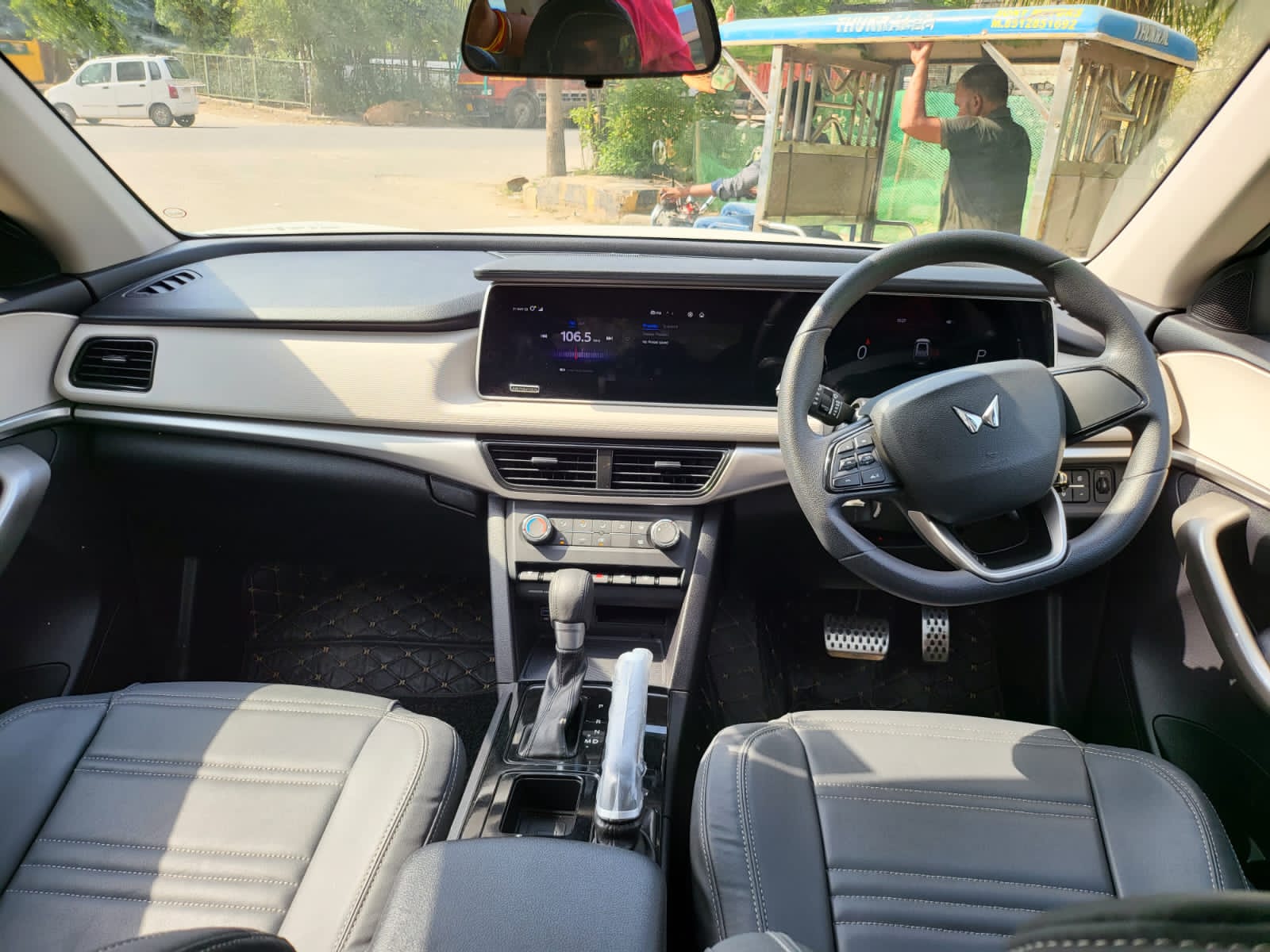 Used Mahindra XUV700 AX3 AT Petrol 5 STR in New Delhi 2022 model, India ...