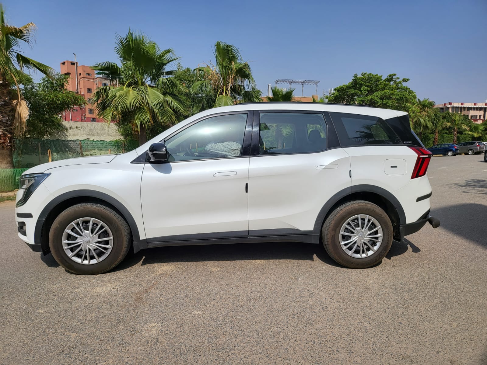 Used Mahindra XUV700 AX3 AT Petrol 5 STR in New Delhi 2022 model, India ...
