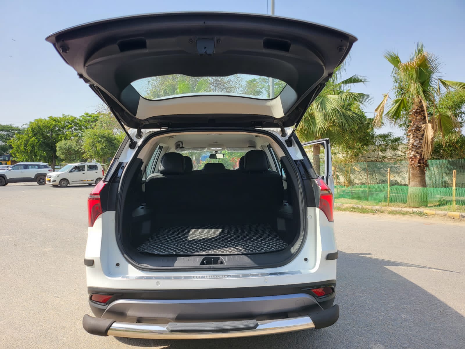 Used Mahindra XUV700 AX3 AT Petrol 5 STR in New Delhi 2022 model, India ...