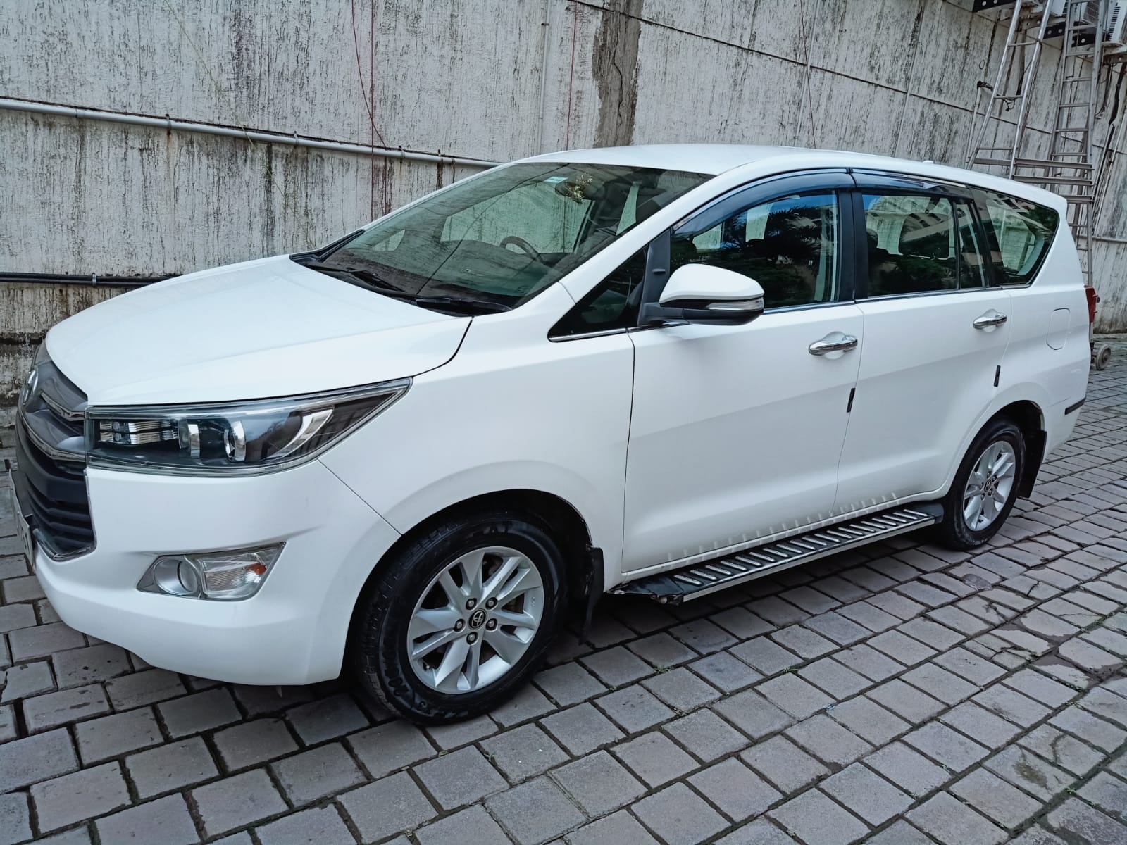 Used Toyota Innova Crysta 2.4 VX MT 8-Seater BS IV in Thane 2016 model ...