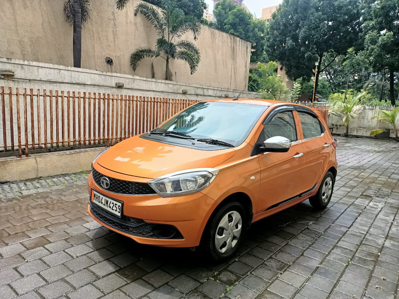 Used Tata Tiago Revotron XTA AMT in Thane 2018 model, India at Best Price.