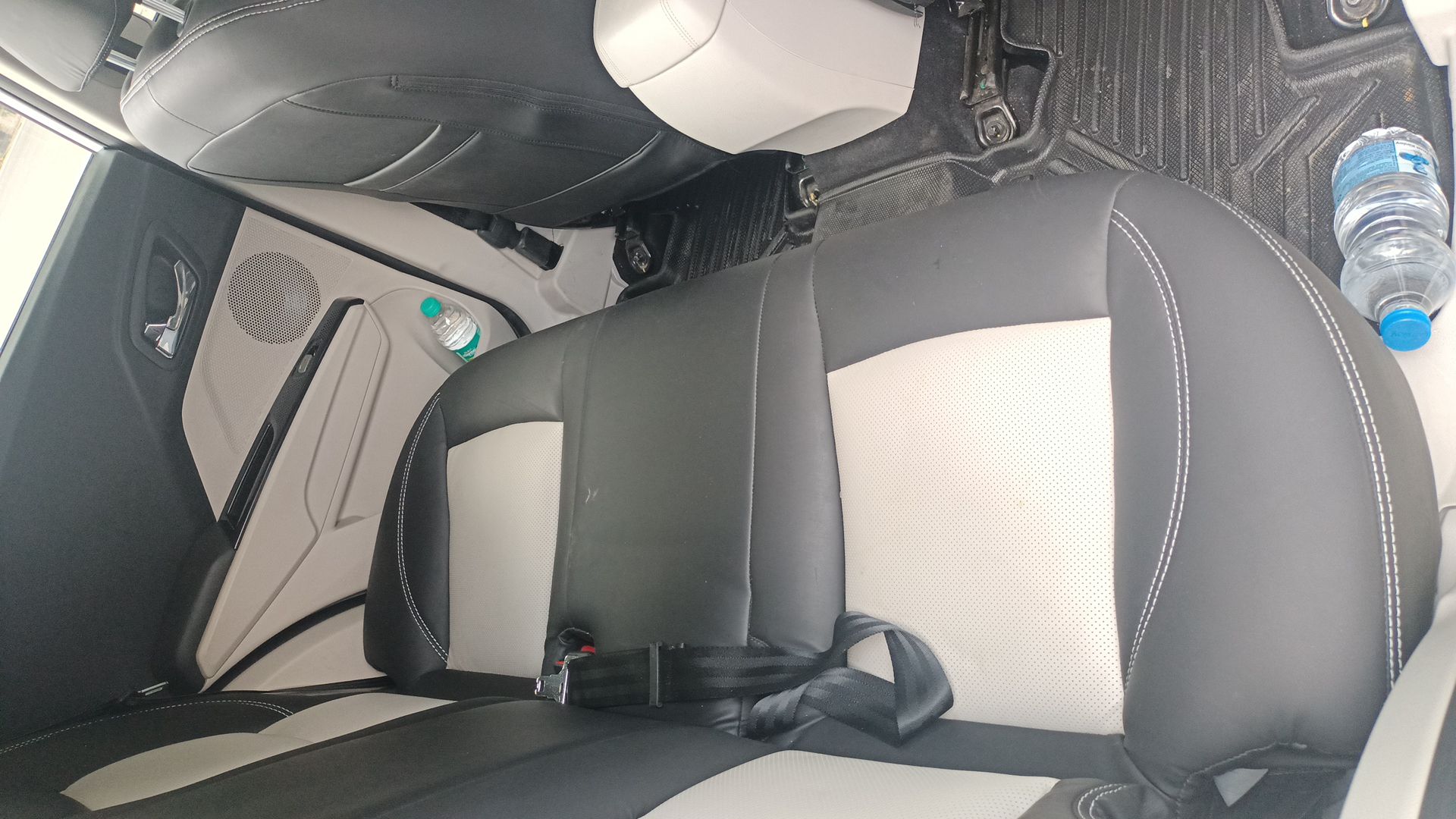 Used Mahindra XUV300 W8 Diesel in Rudrapur 2022 model, India at Best Price.